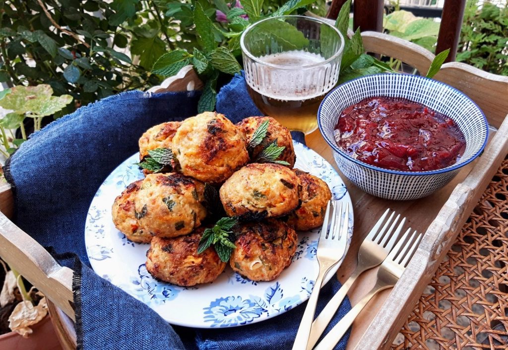 Αφράτα κεφτεδάκια κοτόπουλου στο φούρνο με chutney φράουλας - Οι ...